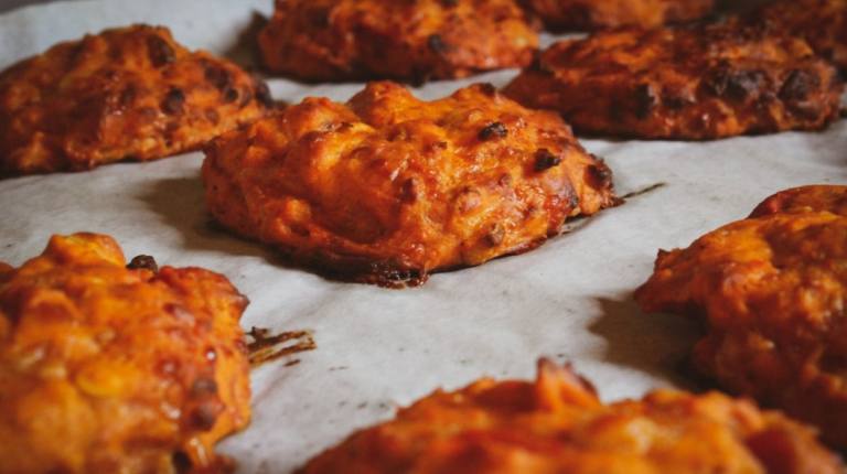 Ρεβιθοκεφτέδες στο φούρνο με άλειμμα πιπεριάς Φλωρίνης